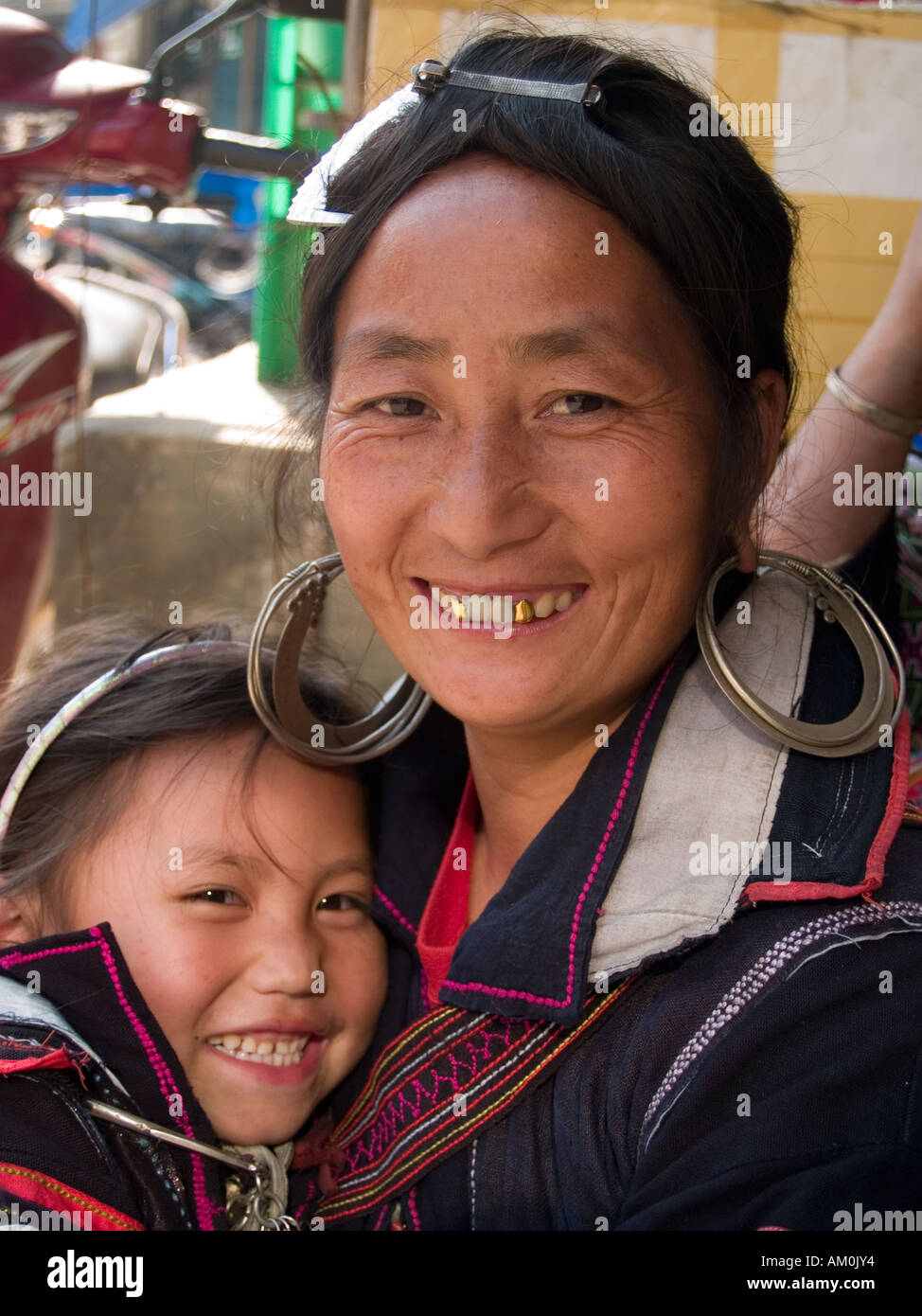 Hmong mother and daughter Stock Photo - Alamy