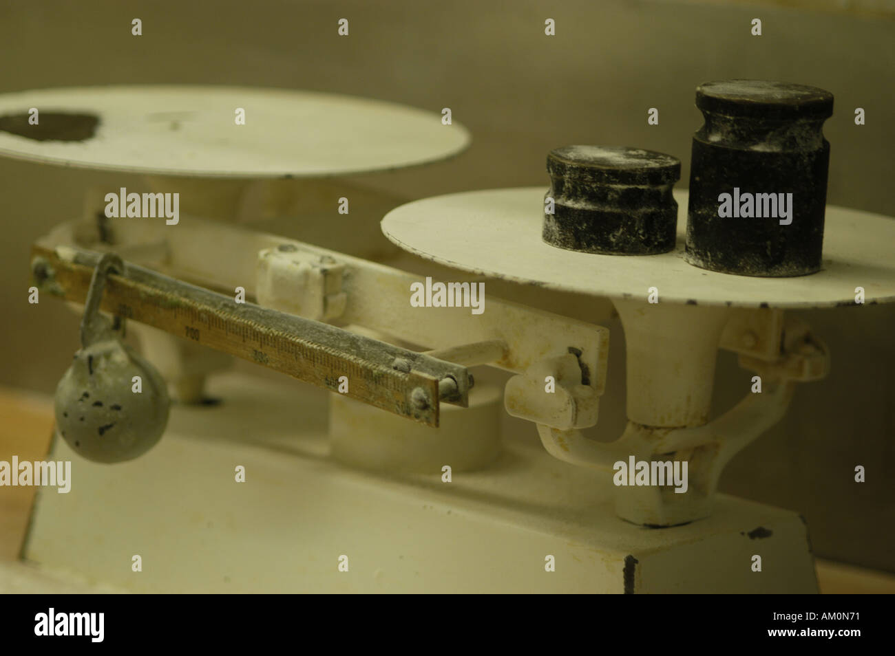 weighing scales weights measures quantity pounds ounces Stock Photo - Alamy