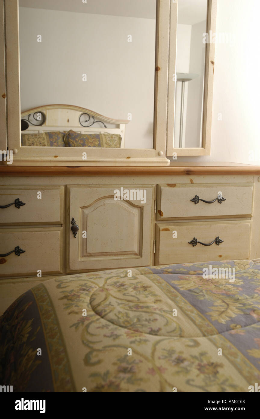dressing table bedroom suite mirror bed bedside drawers drawers hotel ...