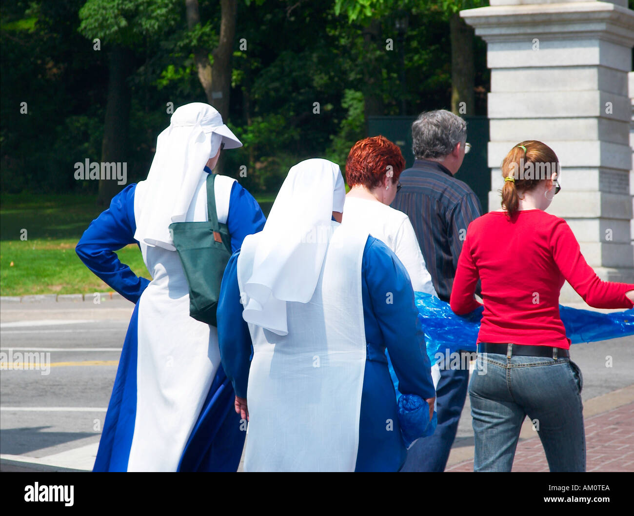 Nuns crossing the street in niagara falls hi-res stock photography and ...