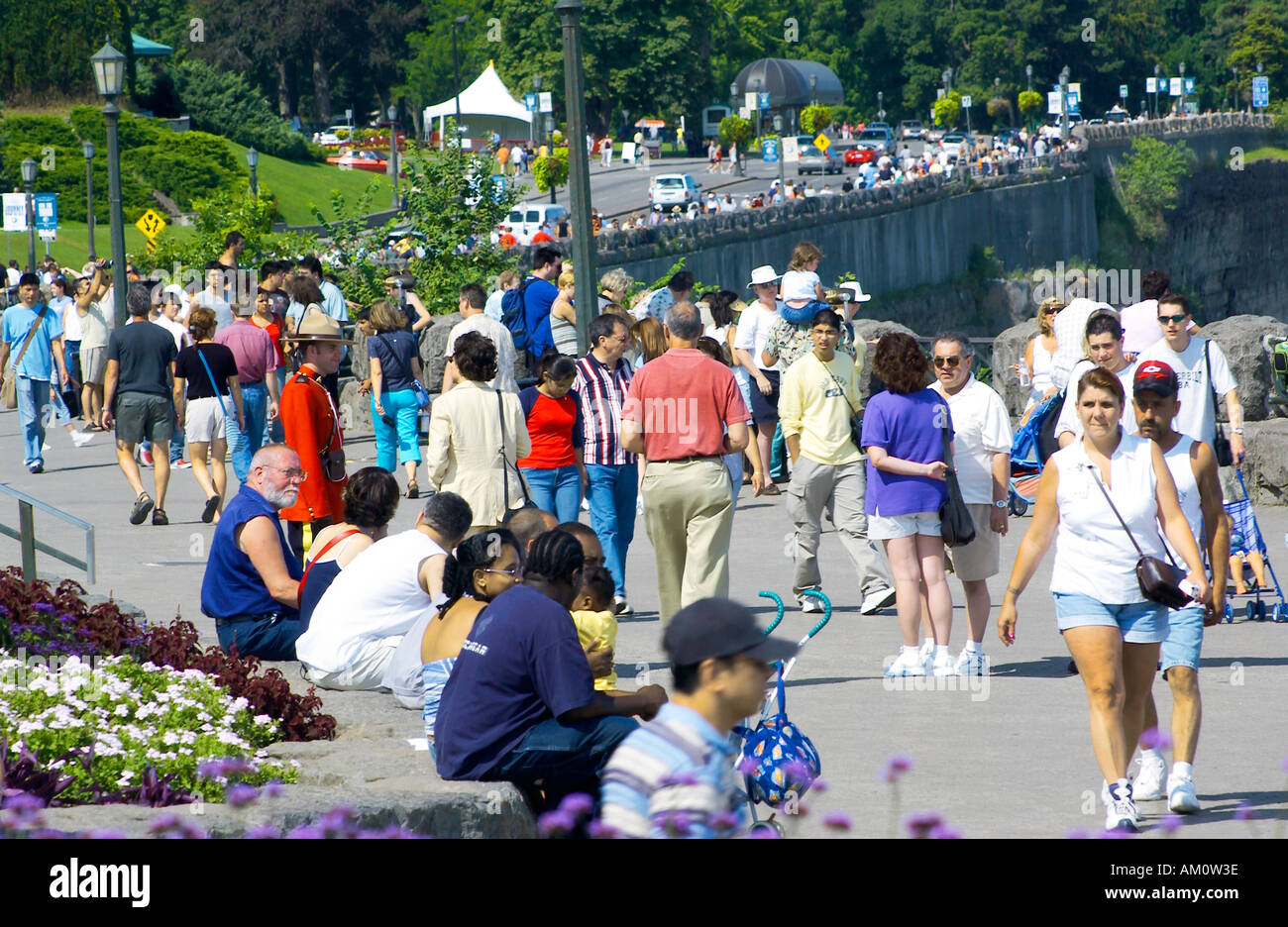Crowd of people walking along pathway niagara falls canada hi-res stock ...