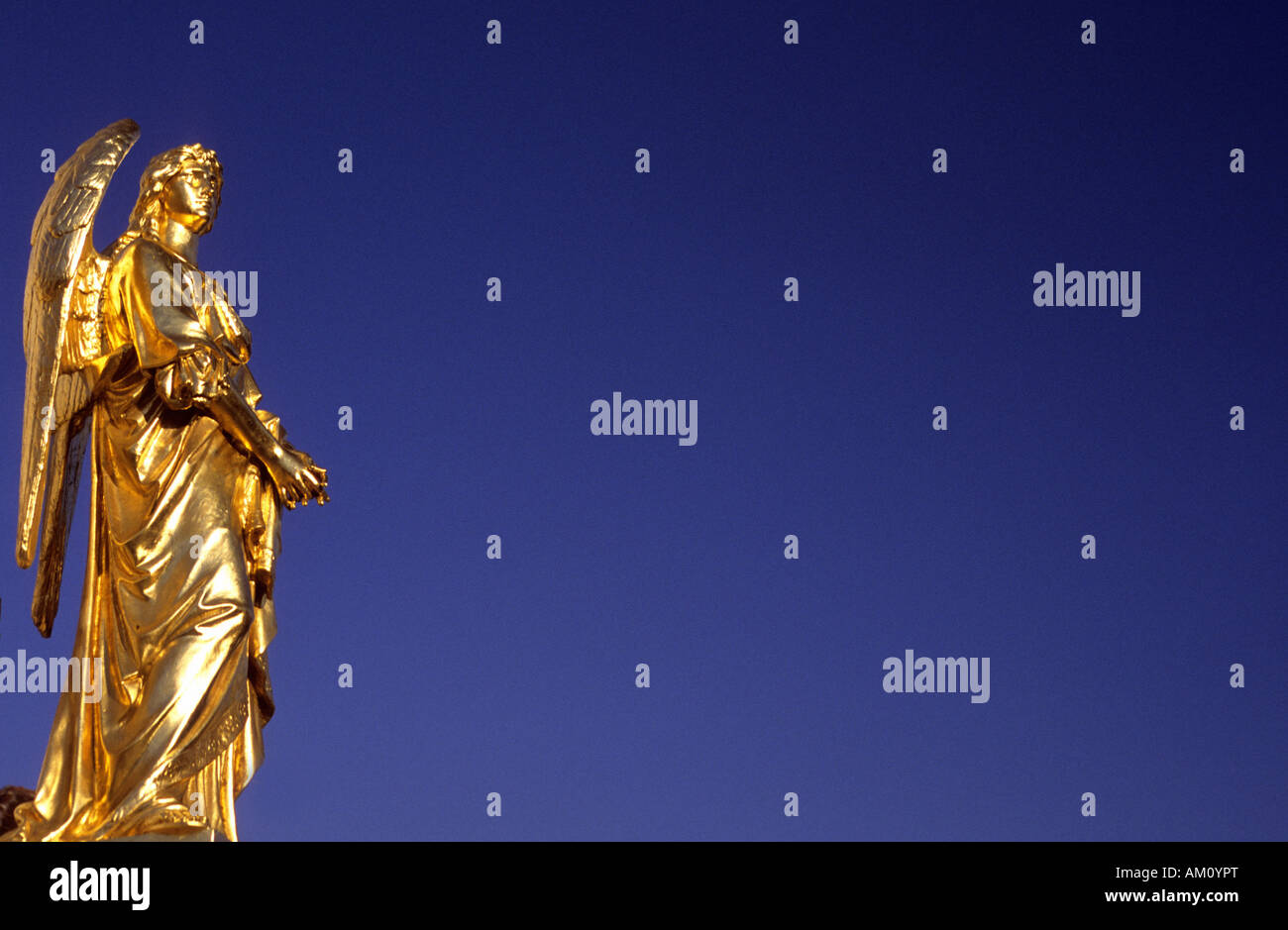 Golden winged statues hi-res stock photography and images - Alamy