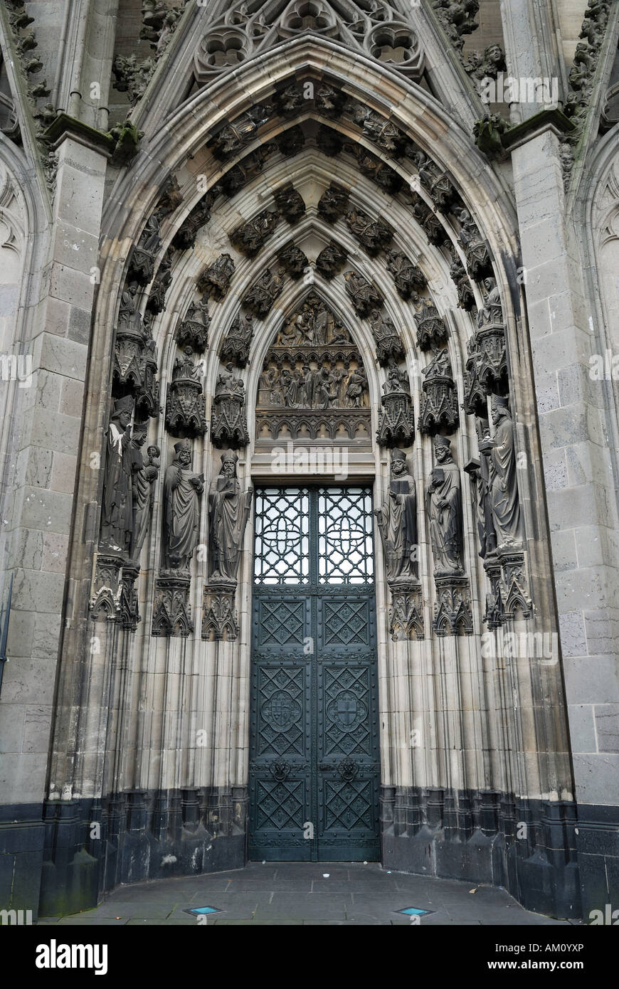 Side door gothic cathedral hi-res stock photography and images - Alamy