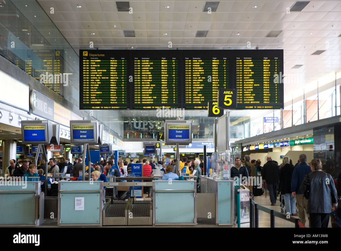 Busy international Airport check-in terminal Stock Photo - Alamy