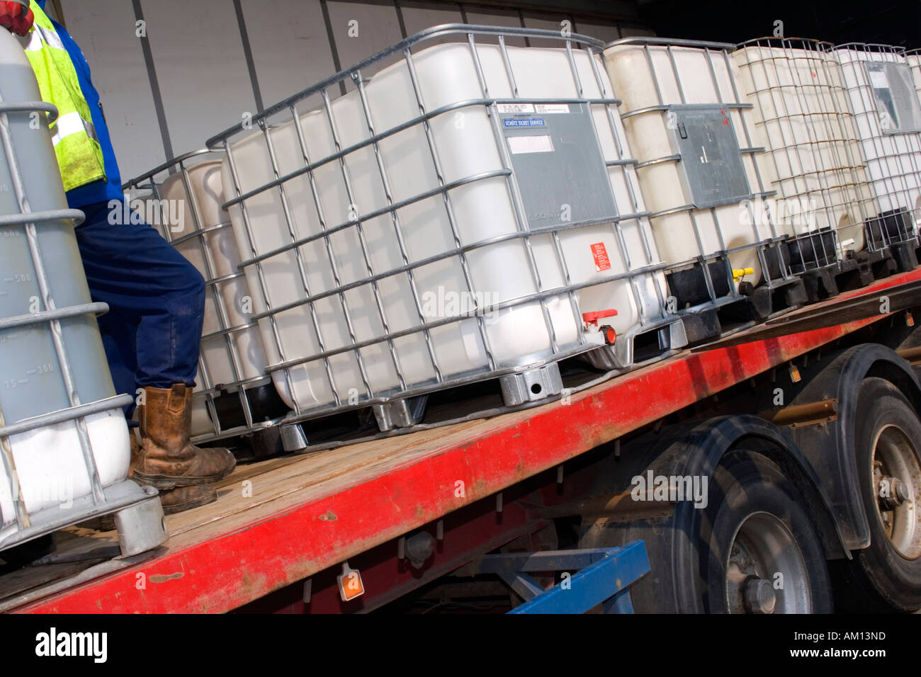 Loading an IBC onto a haulage lorry Stock Photo: 8636316 - Alamy