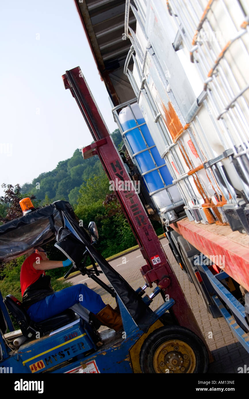 Loading an IBC onto a lorry Stock Photo - Alamy