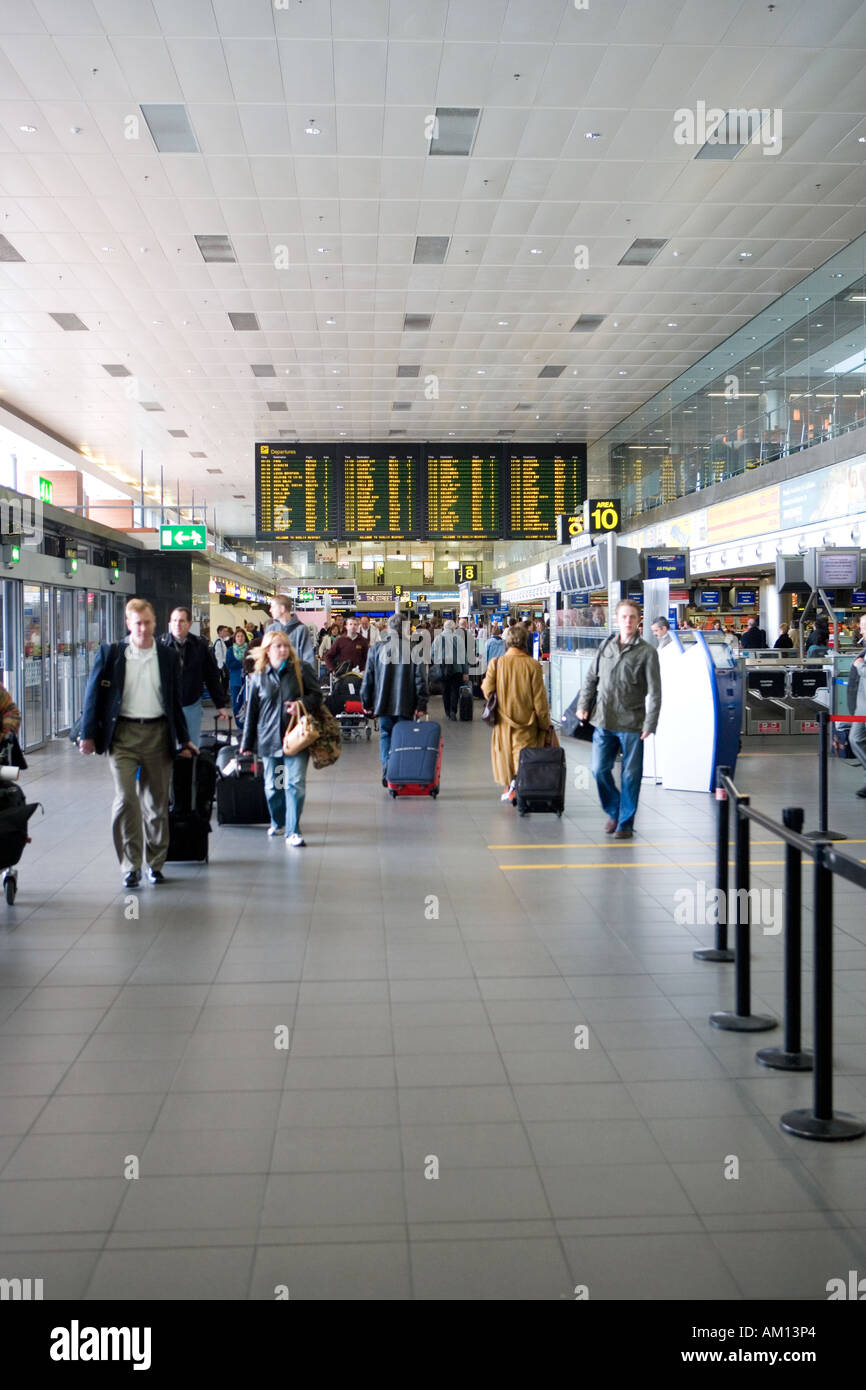 Busy international Airport check-in terminal Stock Photo - Alamy