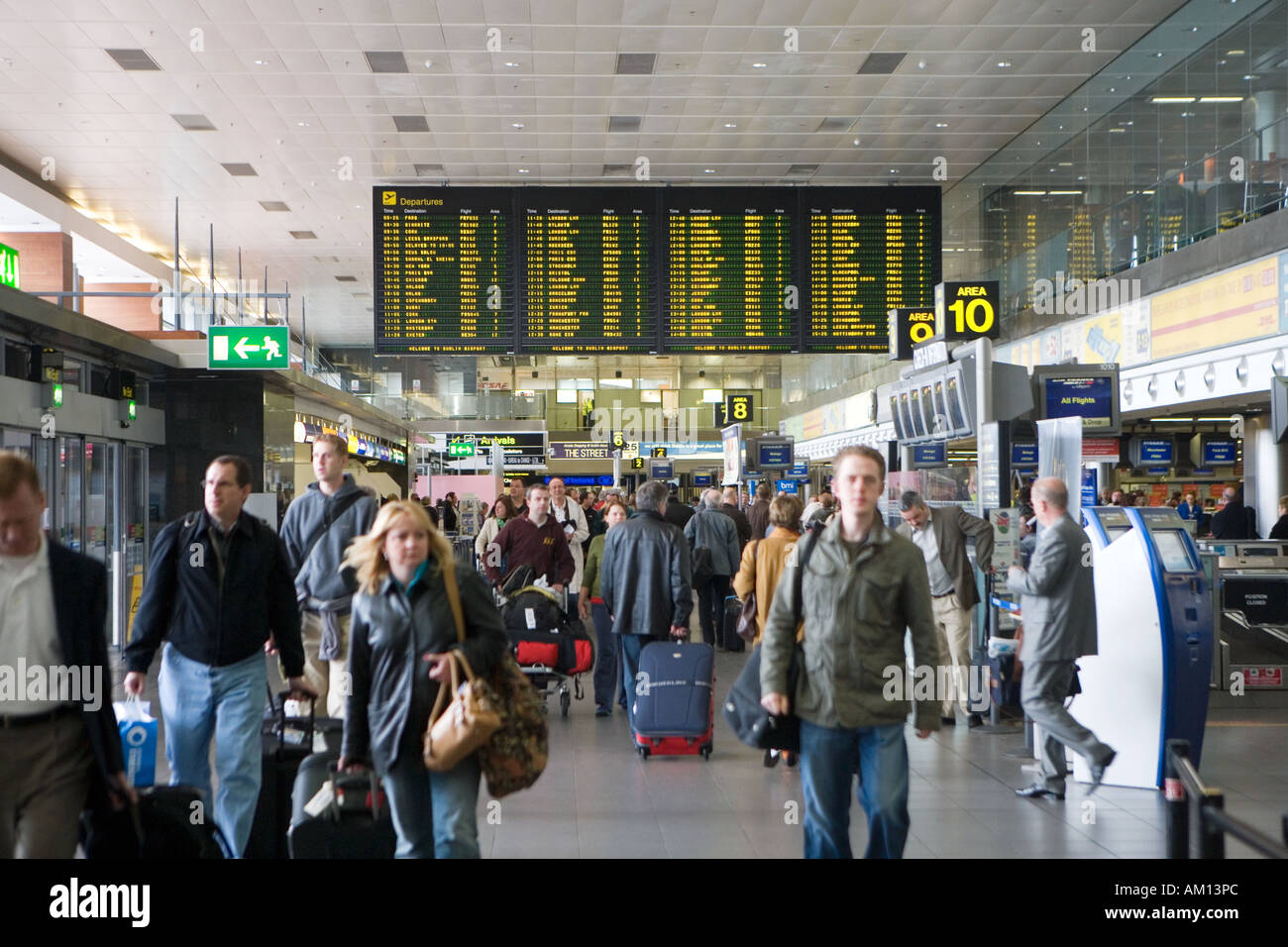 Busy international Airport check-in terminal Stock Photo - Alamy