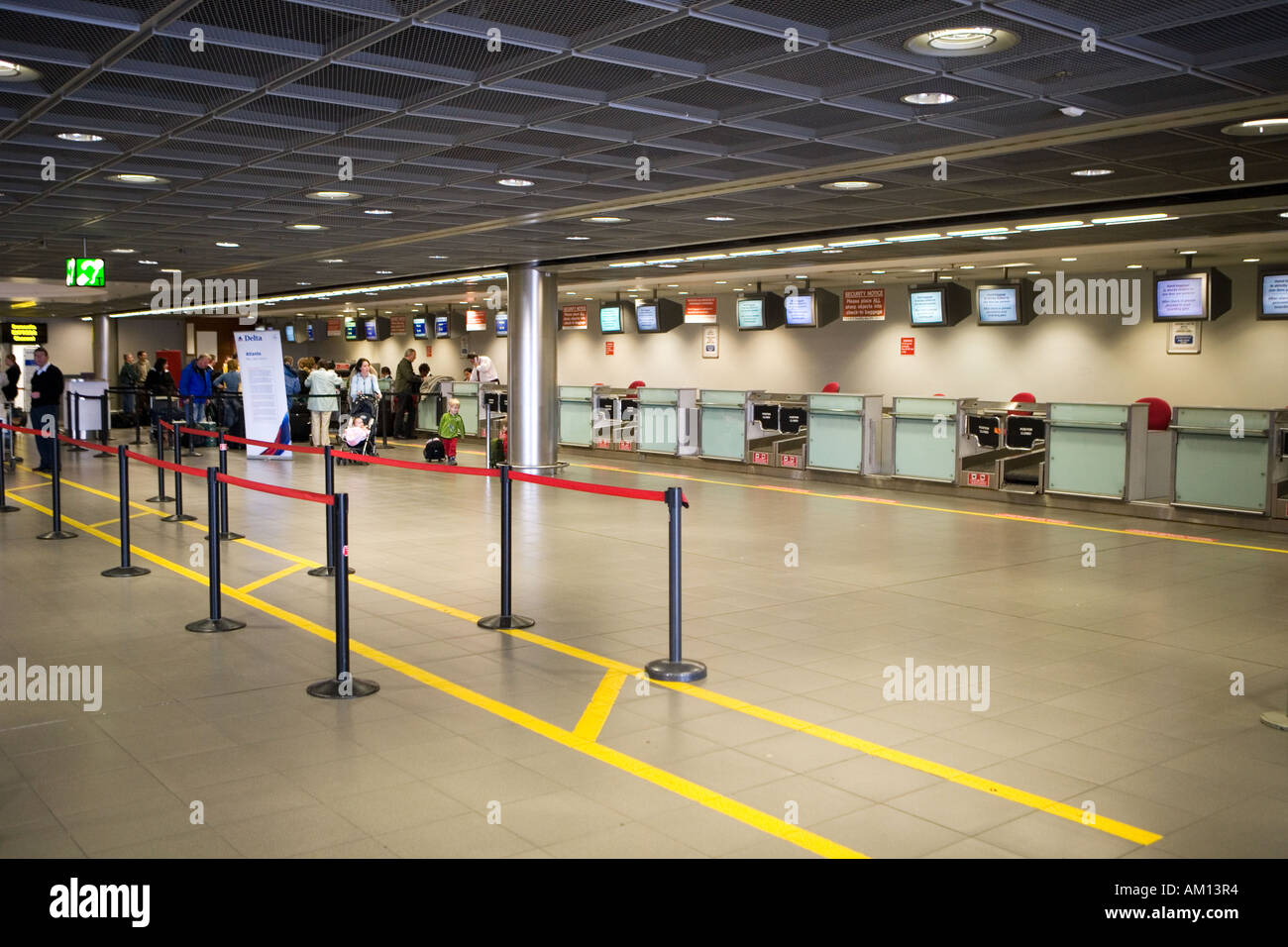 Busy international Airport check-in terminal Stock Photo - Alamy