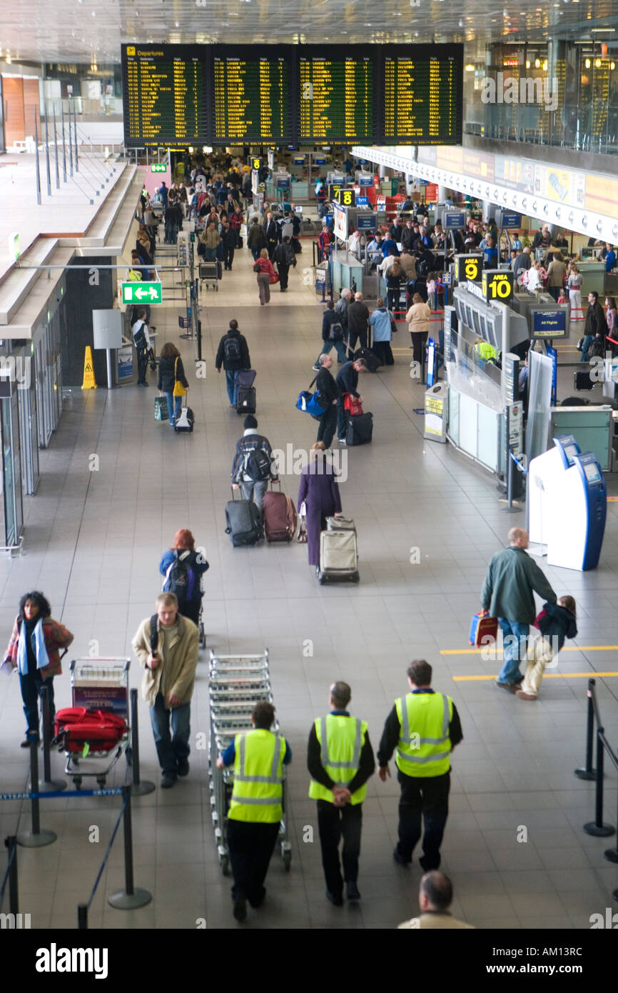 Busy international Airport check-in terminal Stock Photo - Alamy