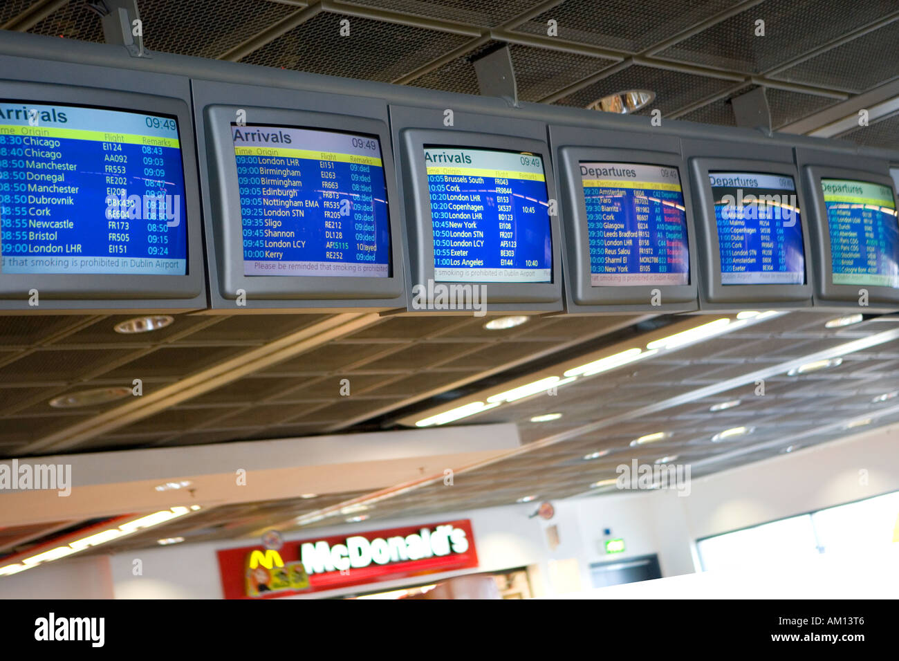 Busy international Airport check-in terminal Stock Photo - Alamy