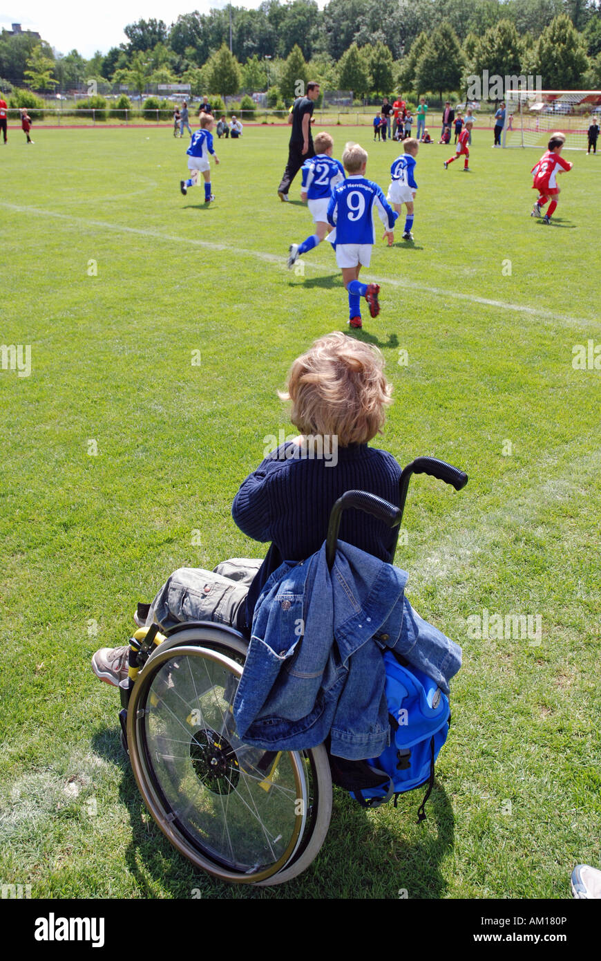 People wheelchairs playing sports hi-res stock photography and images ...