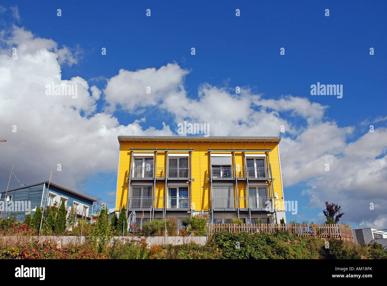 Gelbe hauser hi-res stock photography and images - Alamy