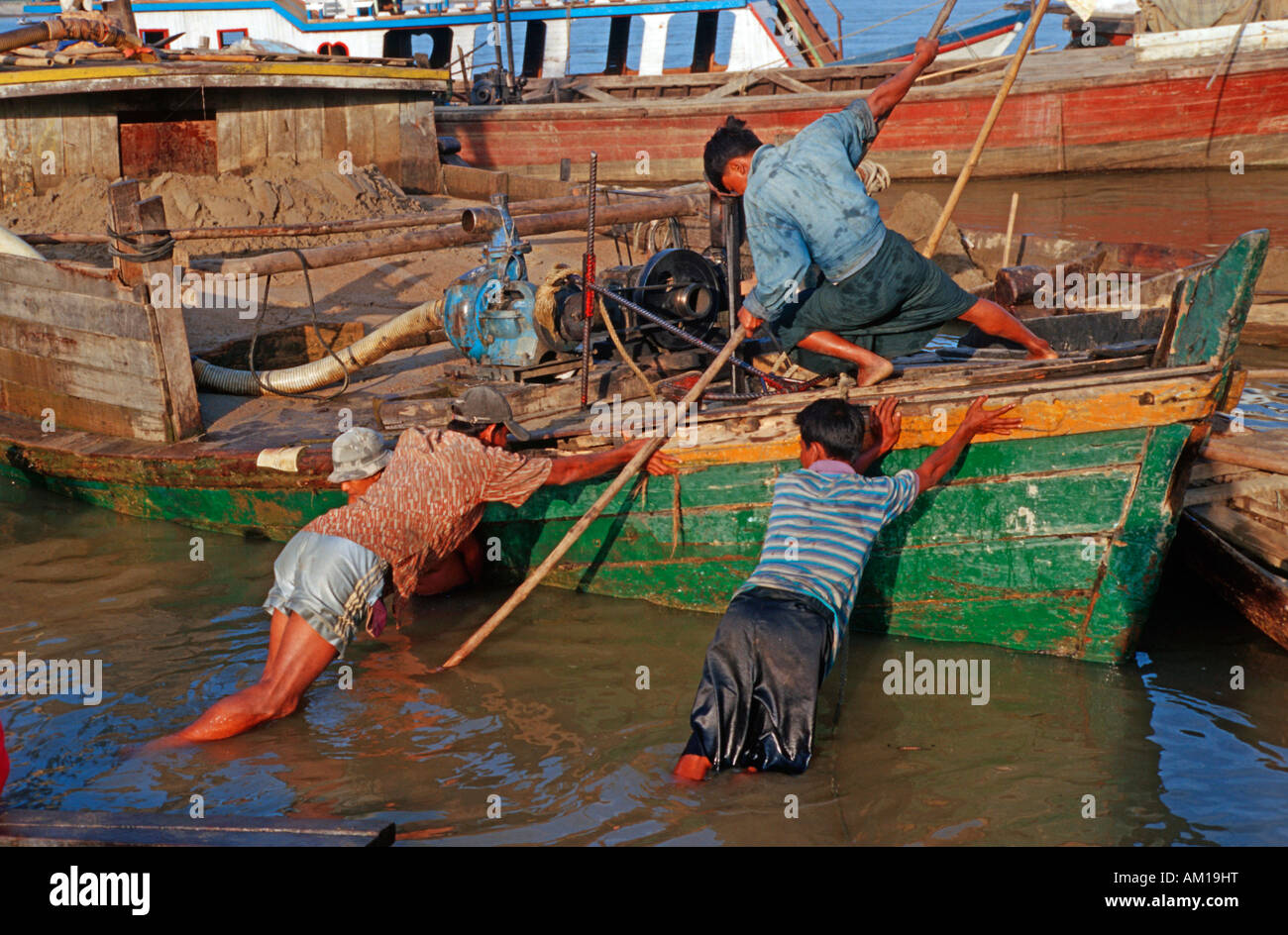 Ship workers hi-res stock photography and images - Alamy