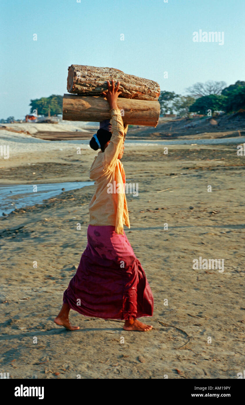 Female day labourer in the harbour of Mandalay, Burma Stock Photo - Alamy