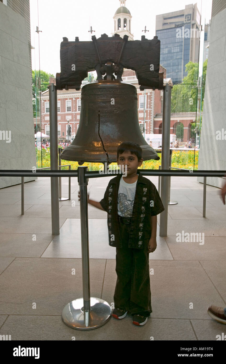 Bell boy historical hi-res stock photography and images - Alamy