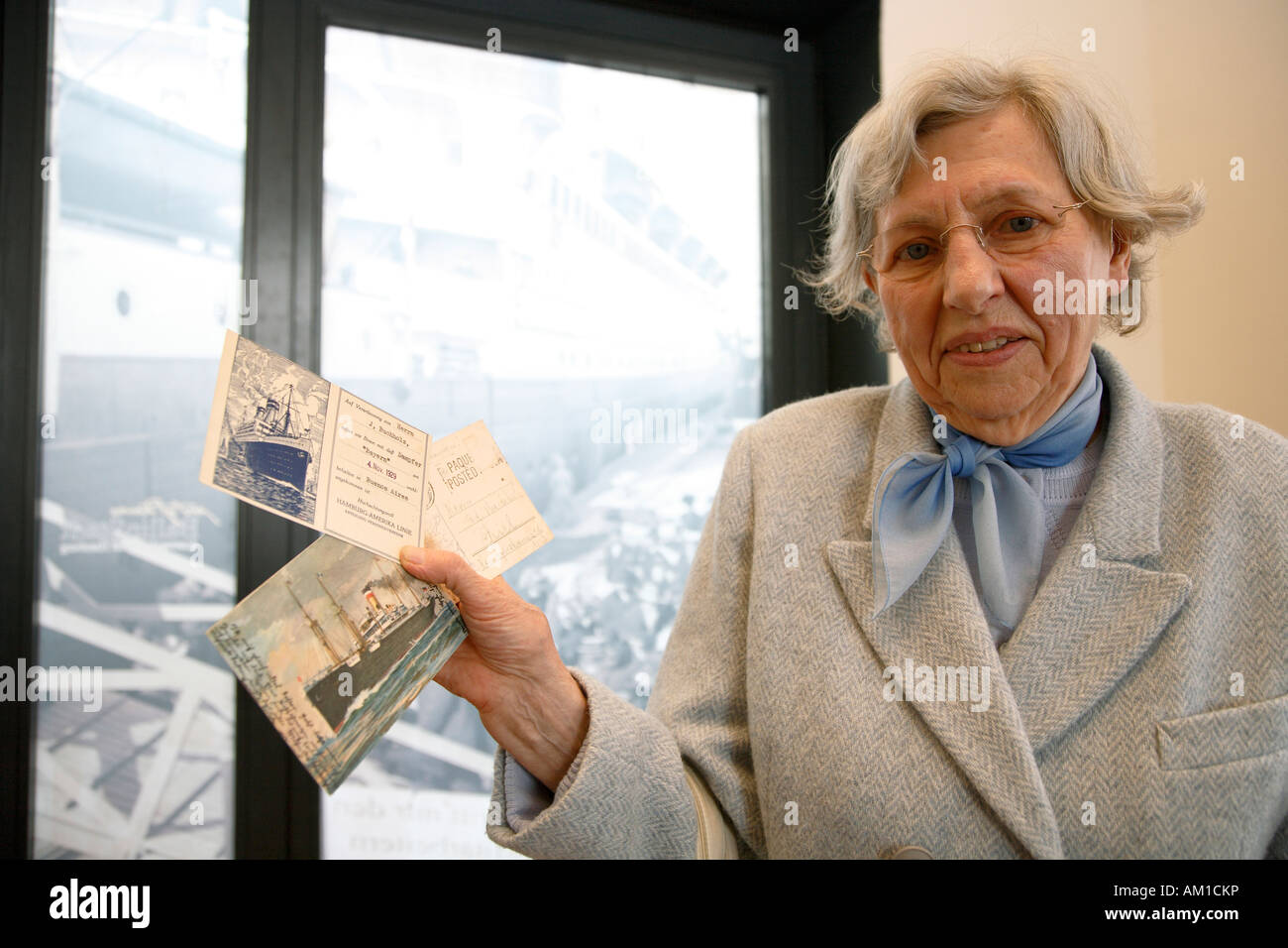 Alte frau zeigt hi-res stock photography and images - Alamy