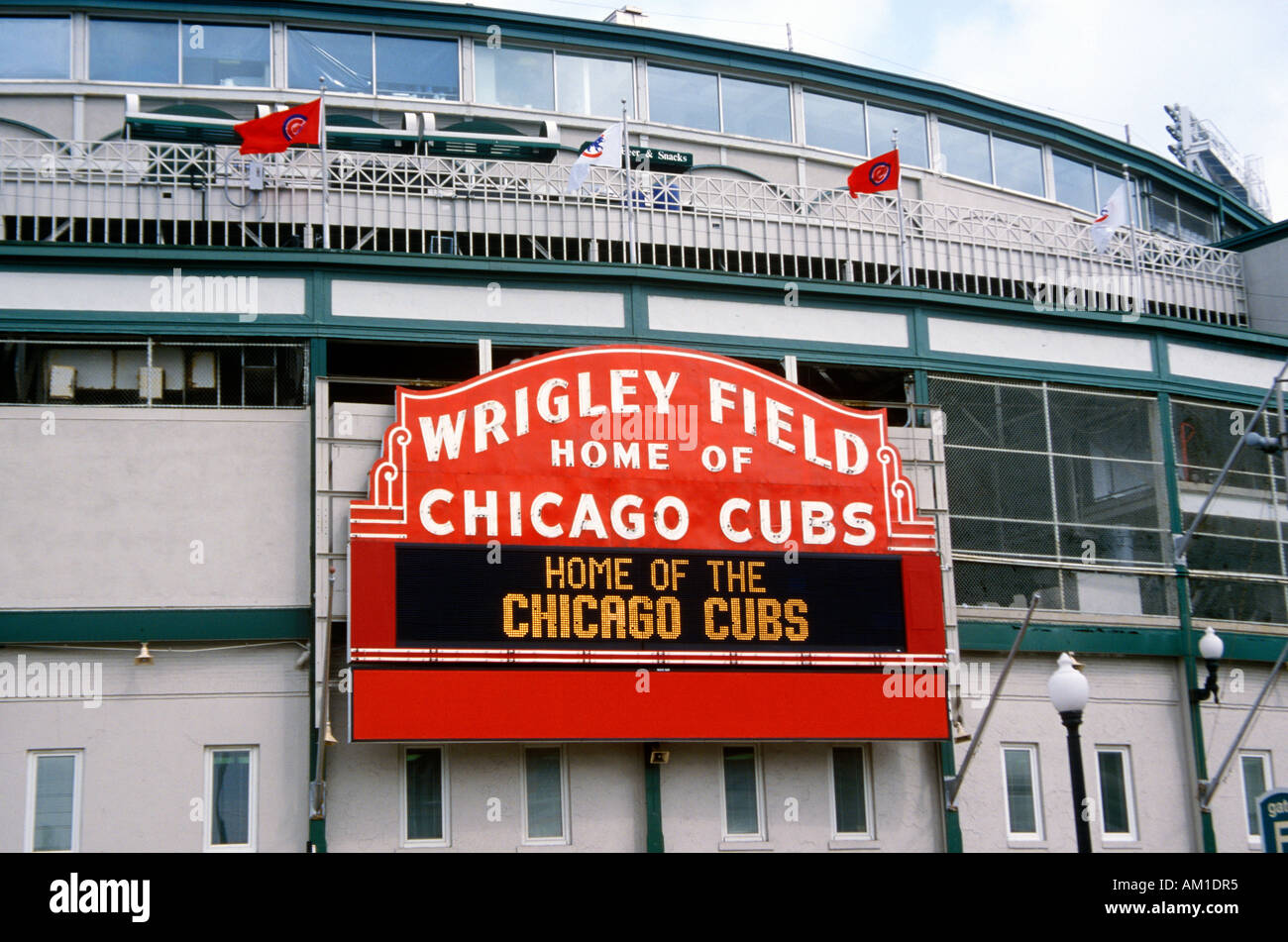 Chicago cubs wrigley field scoreboard hi-res stock photography and ...