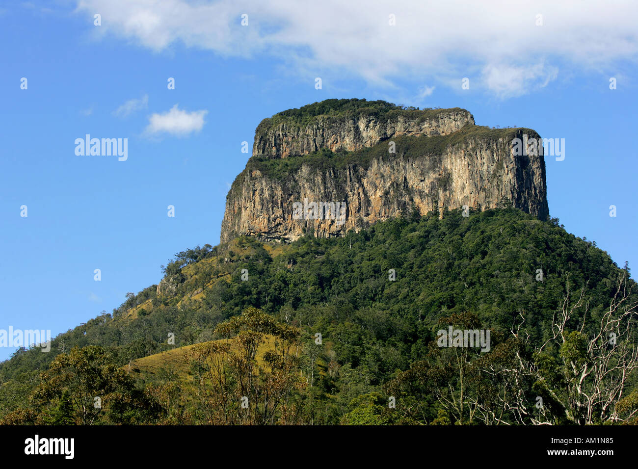 Mount Lindesay on the border between New South Wales and Queensland ...