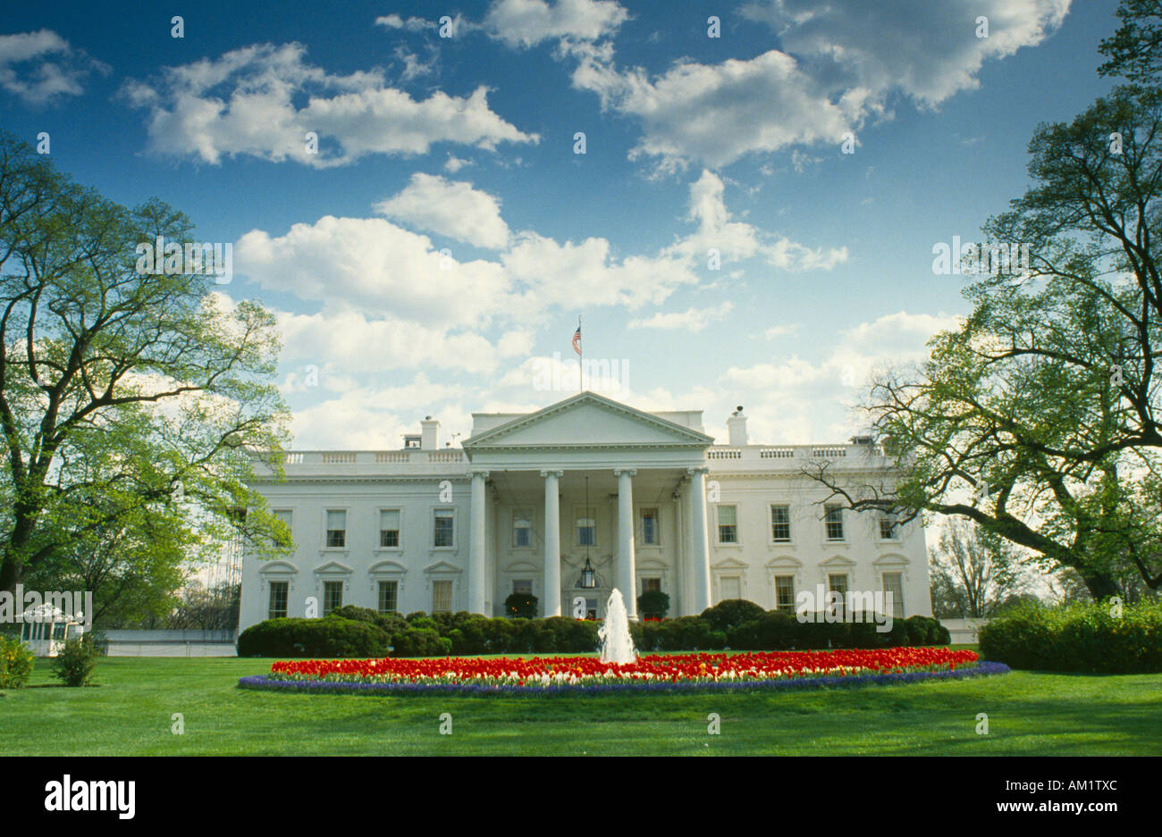 White house exterior hi-res stock photography and images - Alamy