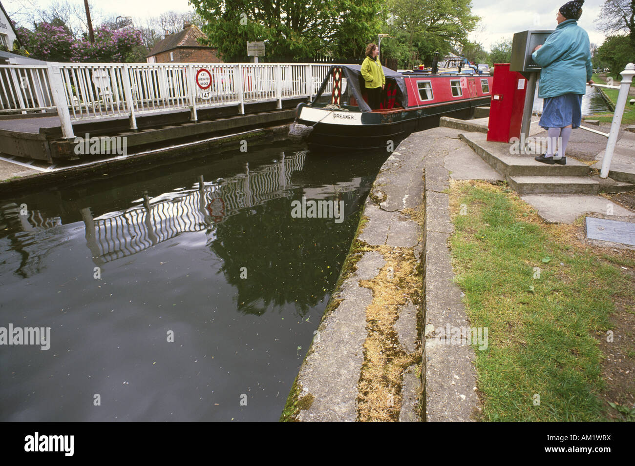 Woman operating the Grand Union Canal Winkwell Swing Bridge 147 at ...