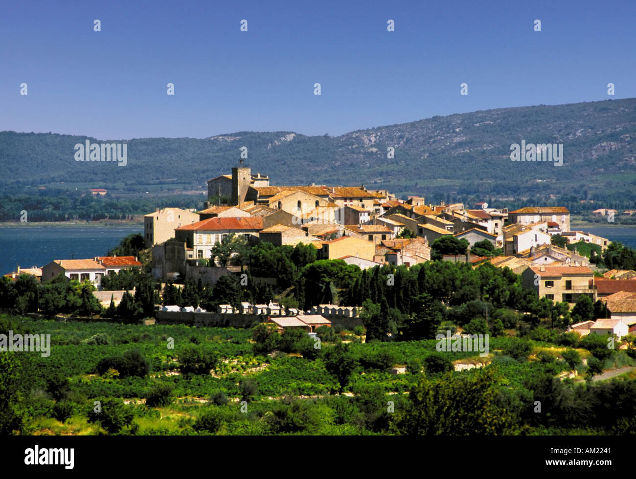 France aude bages village lake hi-res stock photography and images - Alamy
