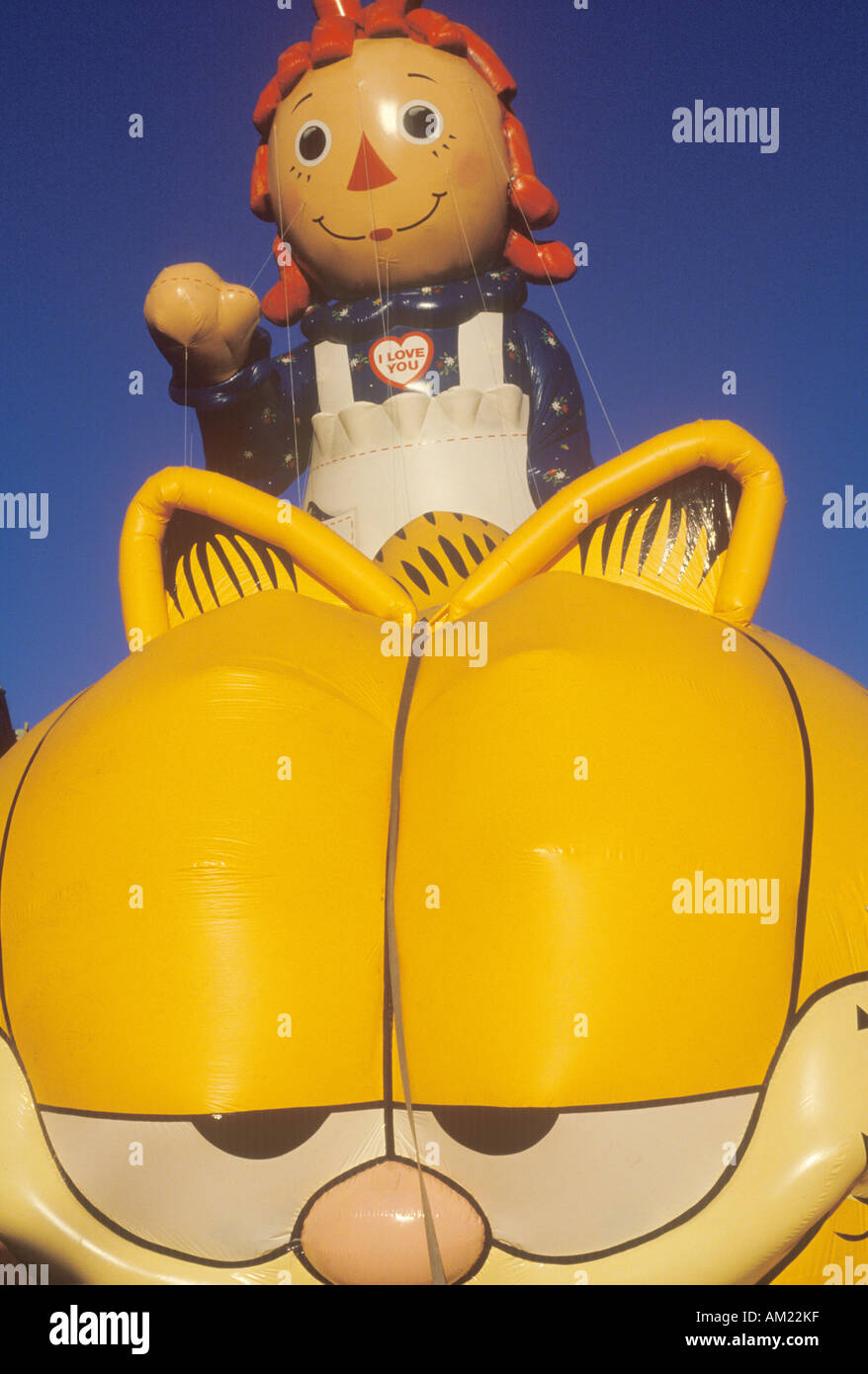 Raggedy Ann and Garfield Balloon in Macy s Thanksgiving Day Parade New ...