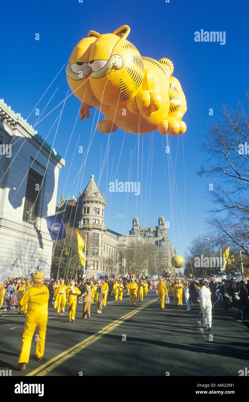 Raggedy Ann and Garfield Balloon in Macy s Thanksgiving Day Parade New ...