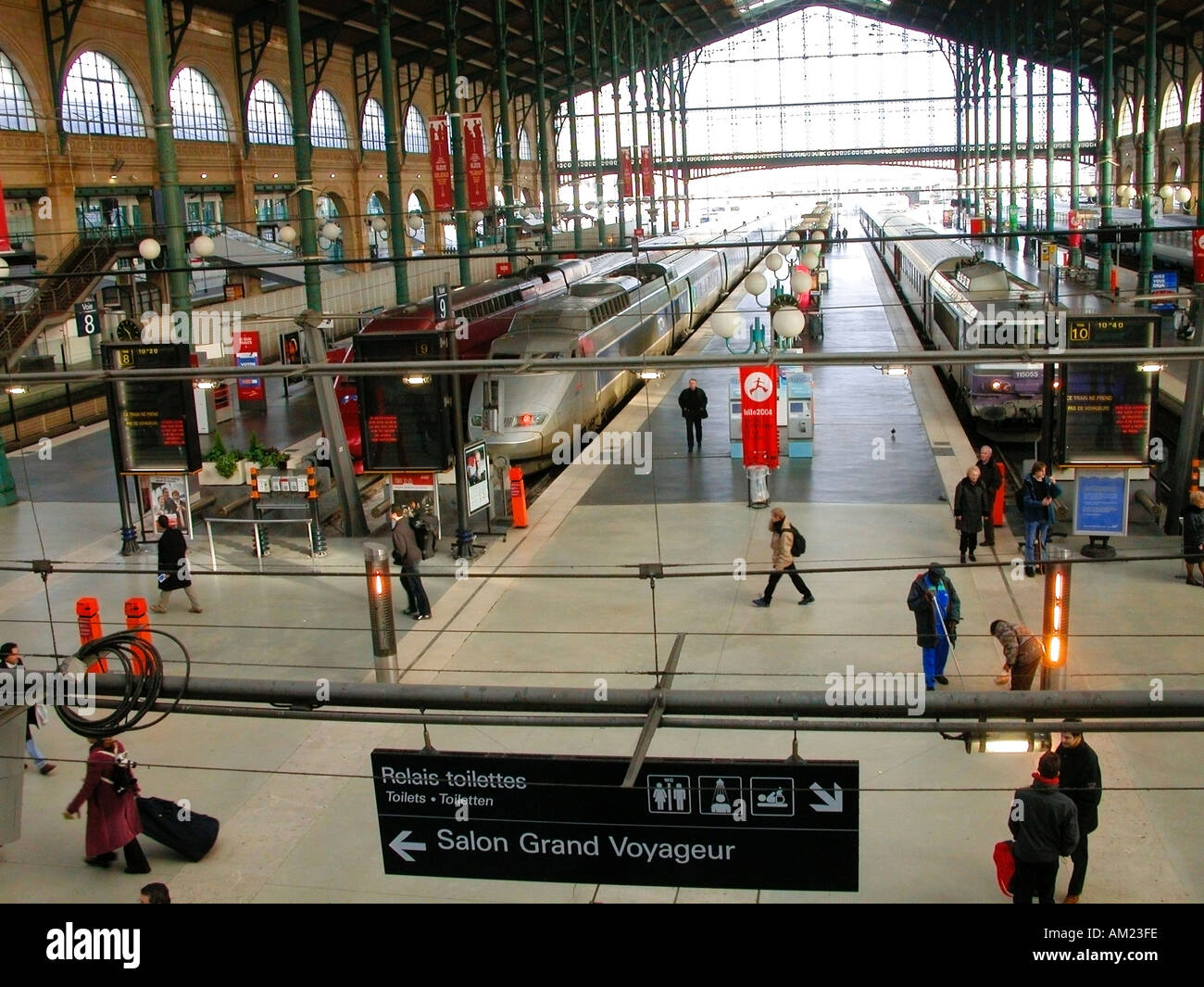 france paris gare du nord concourse trains waiting at platforms Stock ...