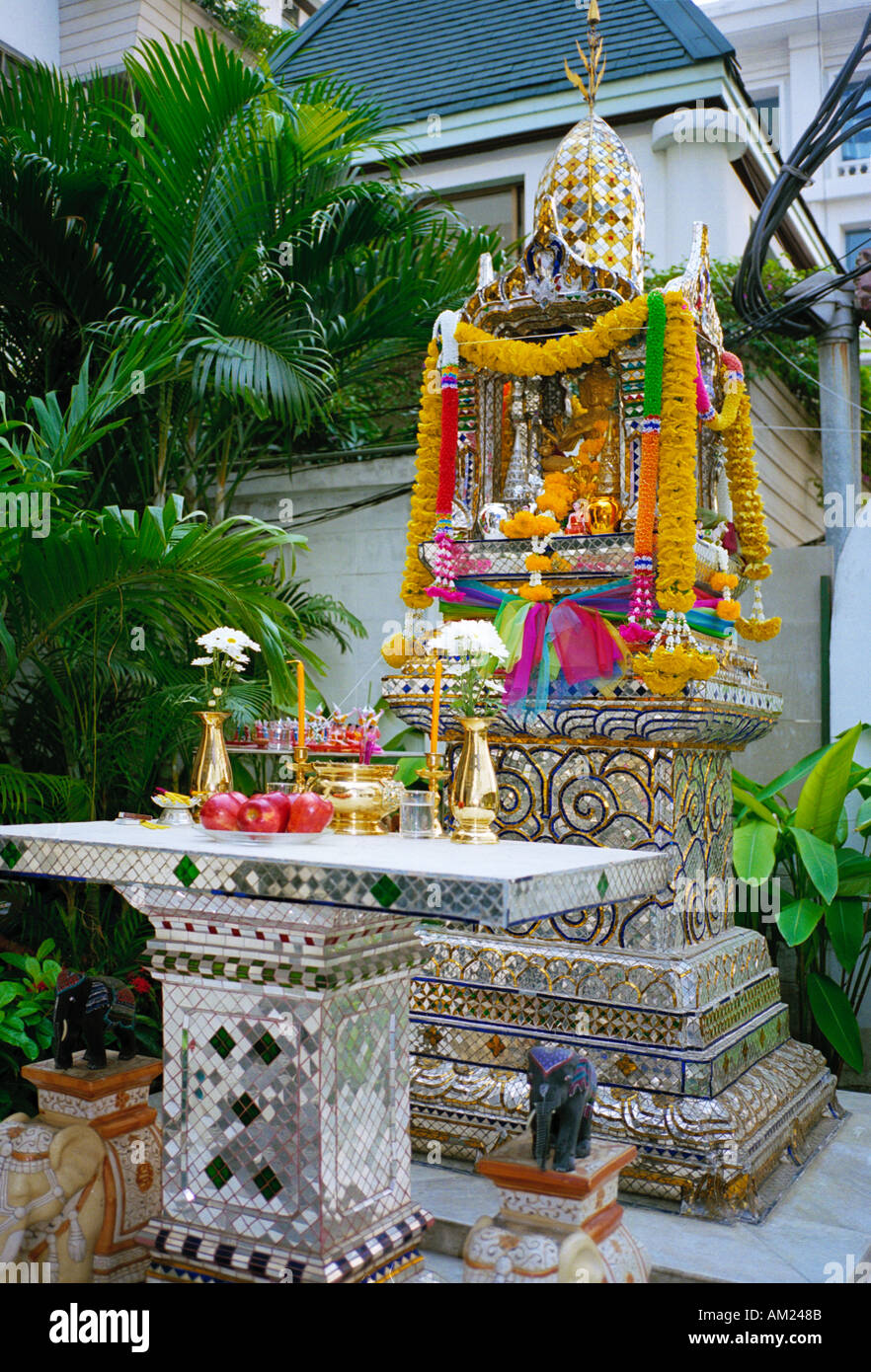Bangkok thailand wayside shrine buddhist devotion hi-res stock ...