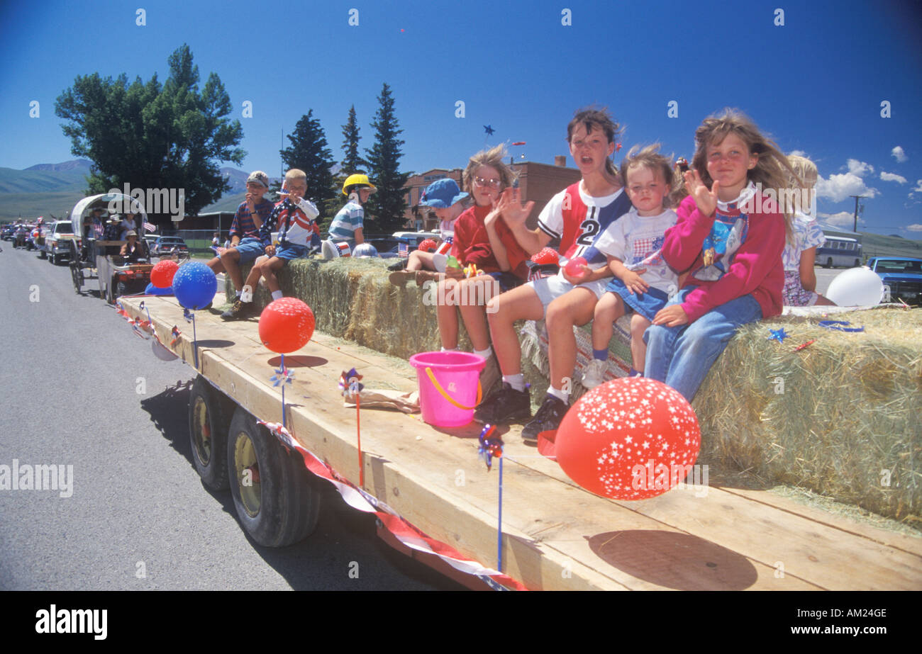 Children on parade float july hi-res stock photography and images - Alamy
