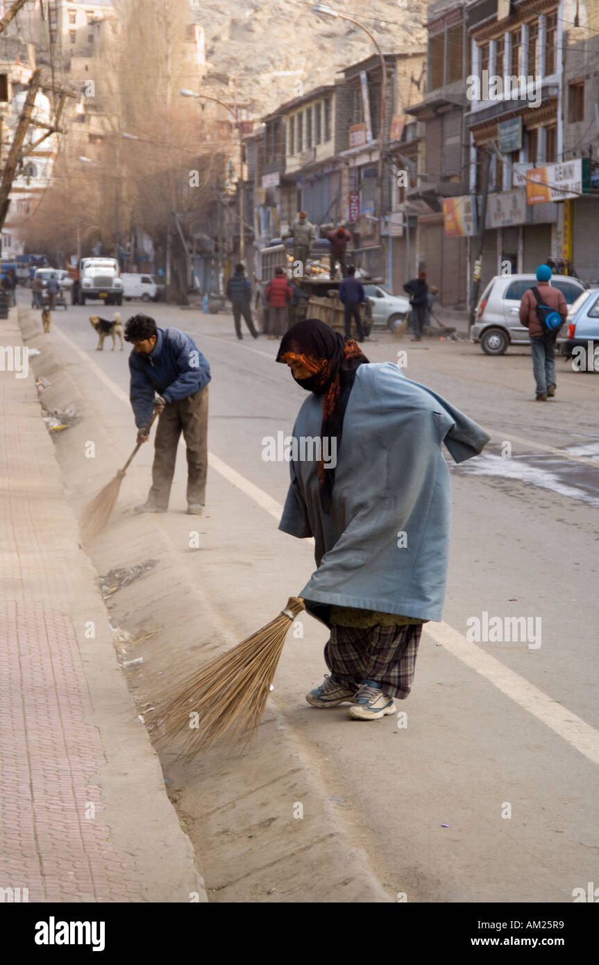 Street sweepers of india hi-res stock photography and images - Alamy