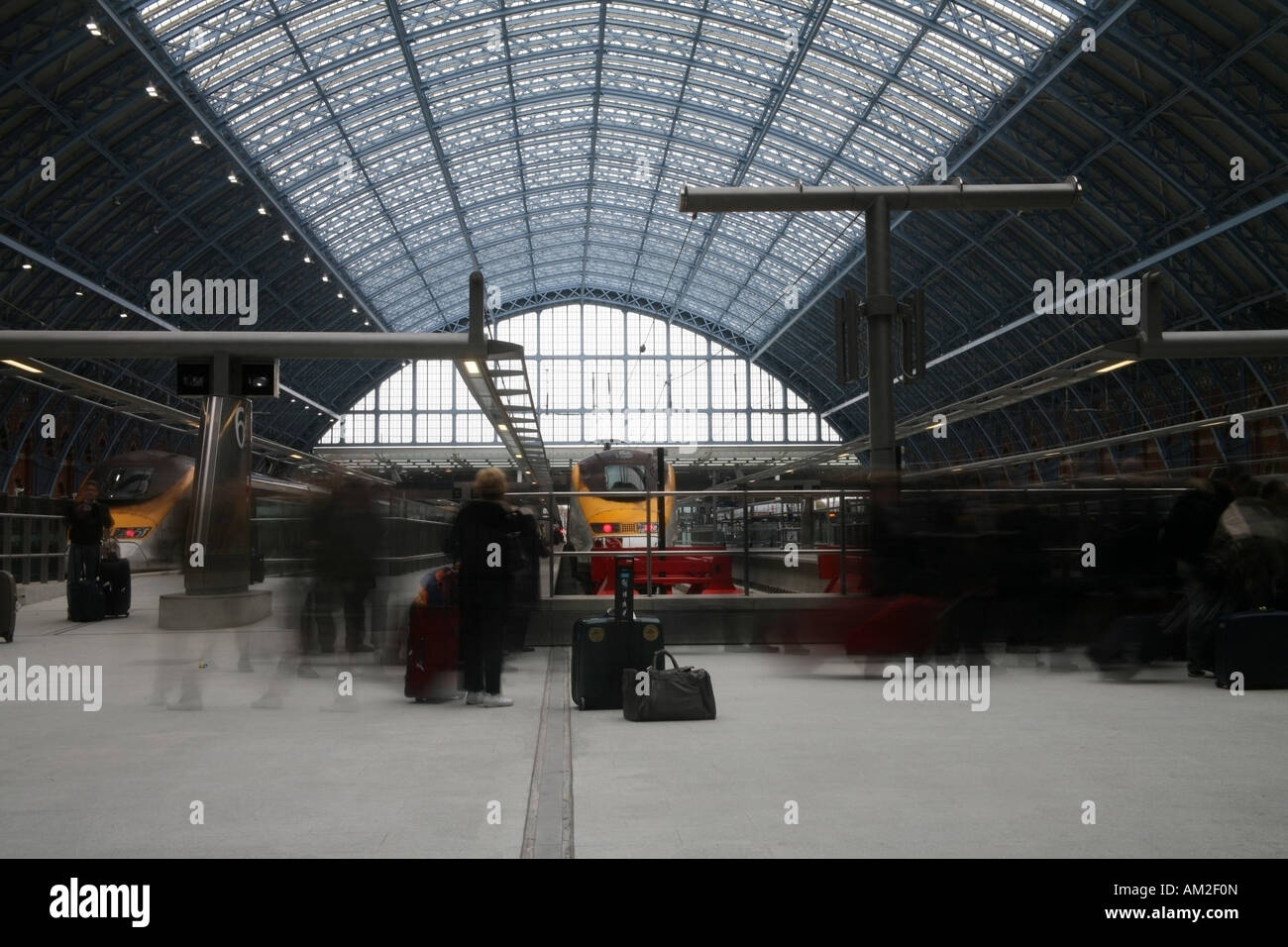 Station platform St Pancras Station London Stock Photo - Alamy