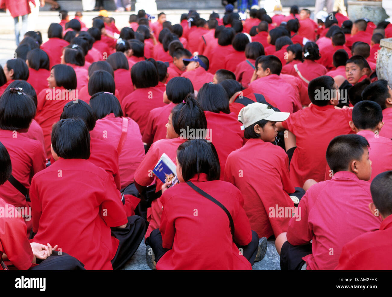 People kneeling hi-res stock photography and images - Alamy
