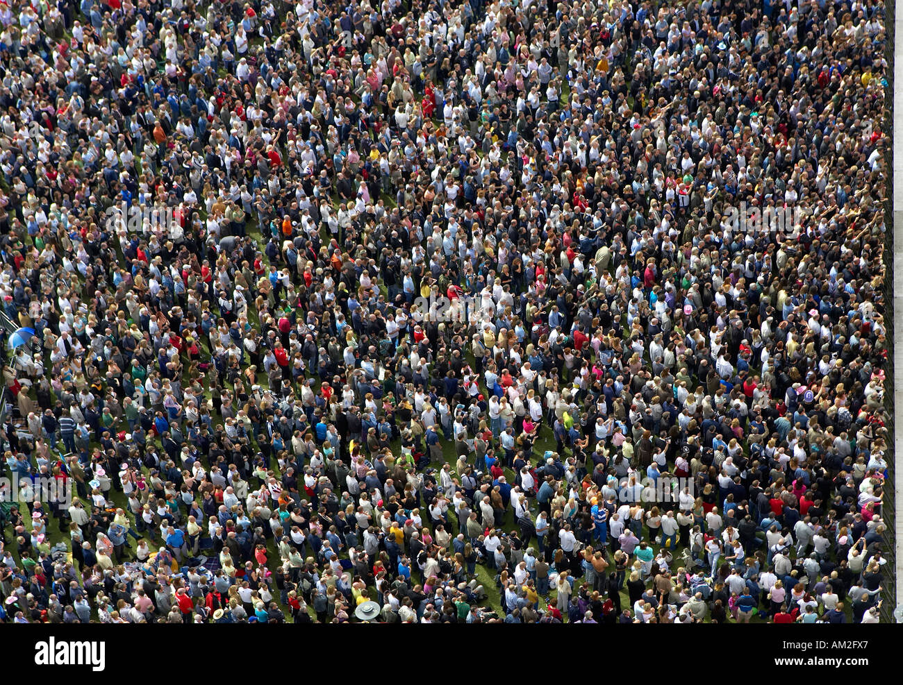 Overhead crowd hi-res stock photography and images - Alamy