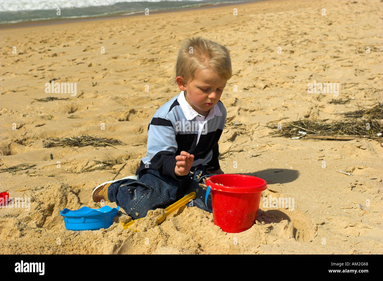 Bucket and spade on a beach hi-res stock photography and images - Alamy