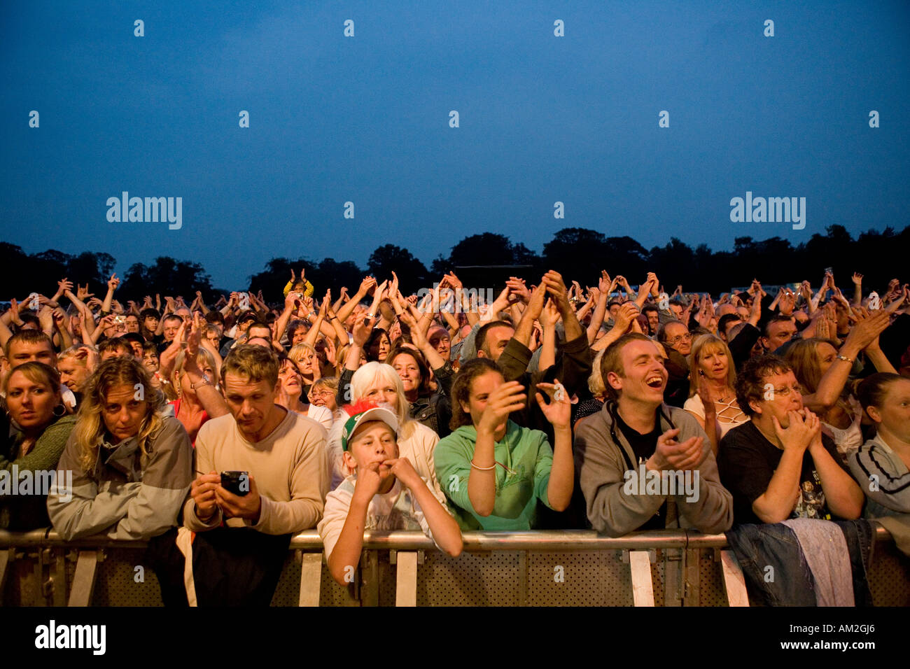 Applauding crowd hi-res stock photography and images - Alamy