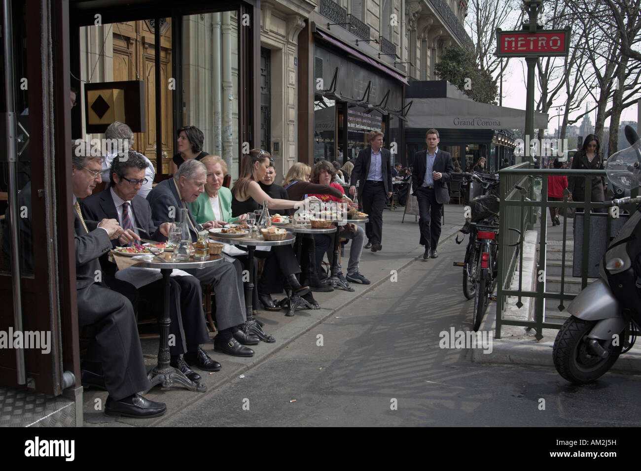 Men suits paris hi-res stock photography and images - Alamy