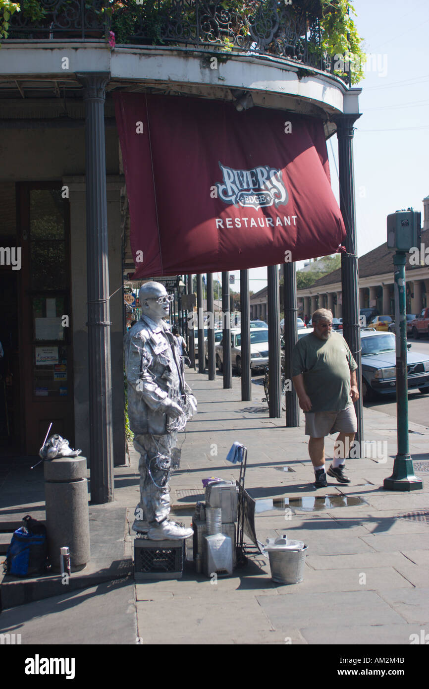 Silver painted man hi-res stock photography and images - Alamy