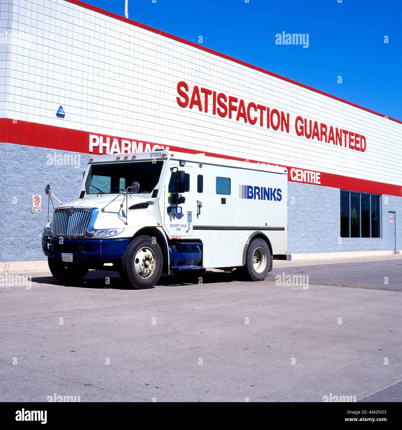 Brinks security van hi-res stock photography and images - Alamy