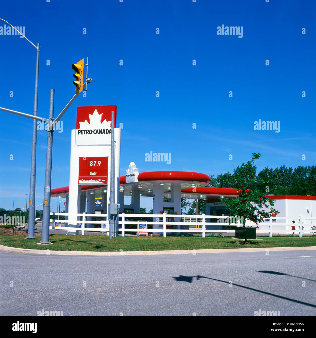 Petrol station exterior hi-res stock photography and images - Alamy