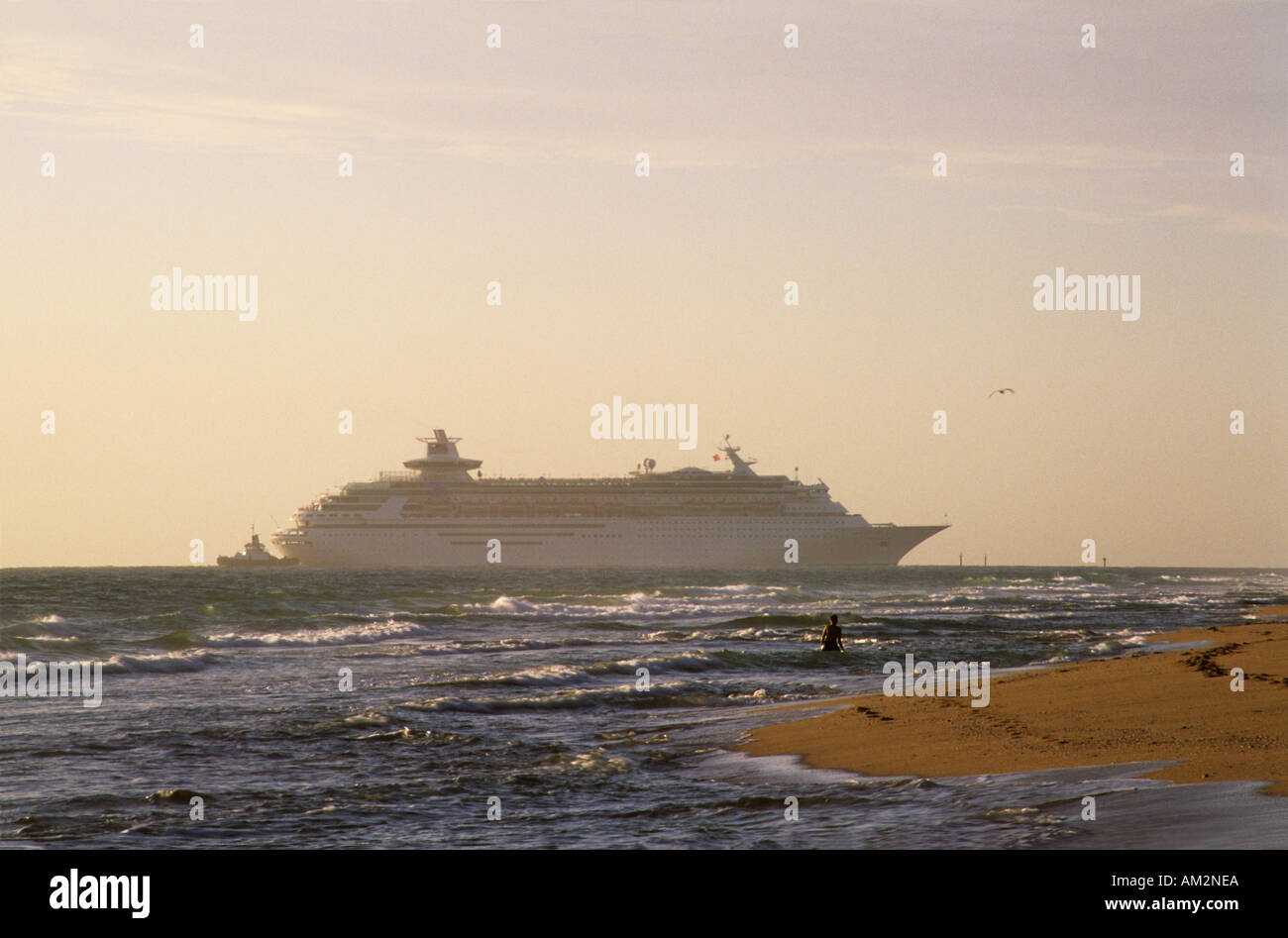 Ship coming into port hi-res stock photography and images - Alamy