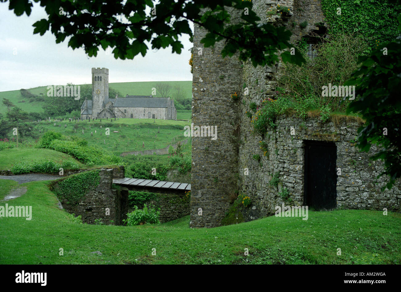 Castle moat drawbridge hi-res stock photography and images - Alamy