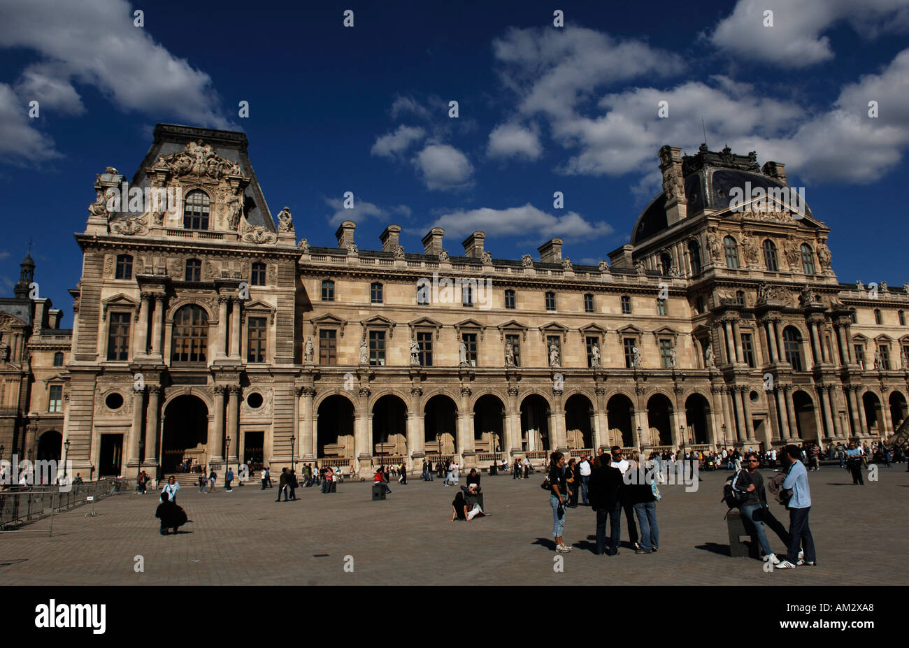 Courtyard palais du louvre hi-res stock photography and images - Alamy