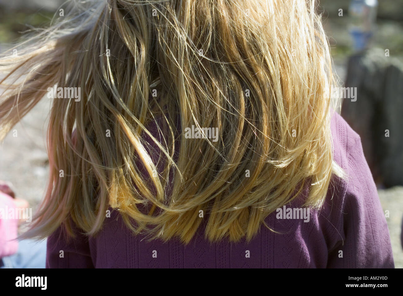 Young girls hair blonde from behind Stock Photo - Alamy