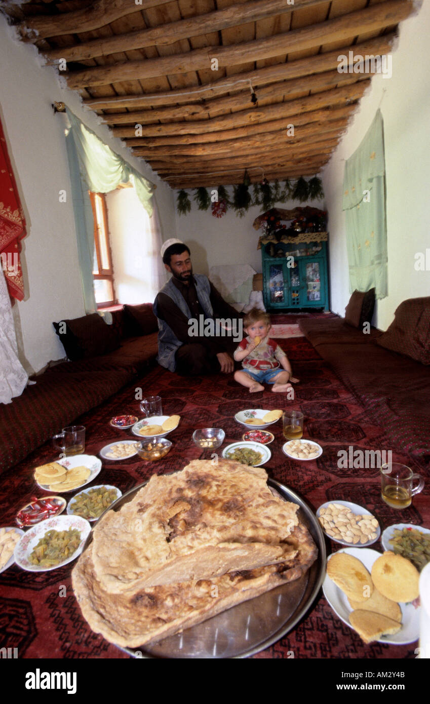 FOOD VILLAGERS BAHARAK 28 July 2005 Stock Photo - Alamy