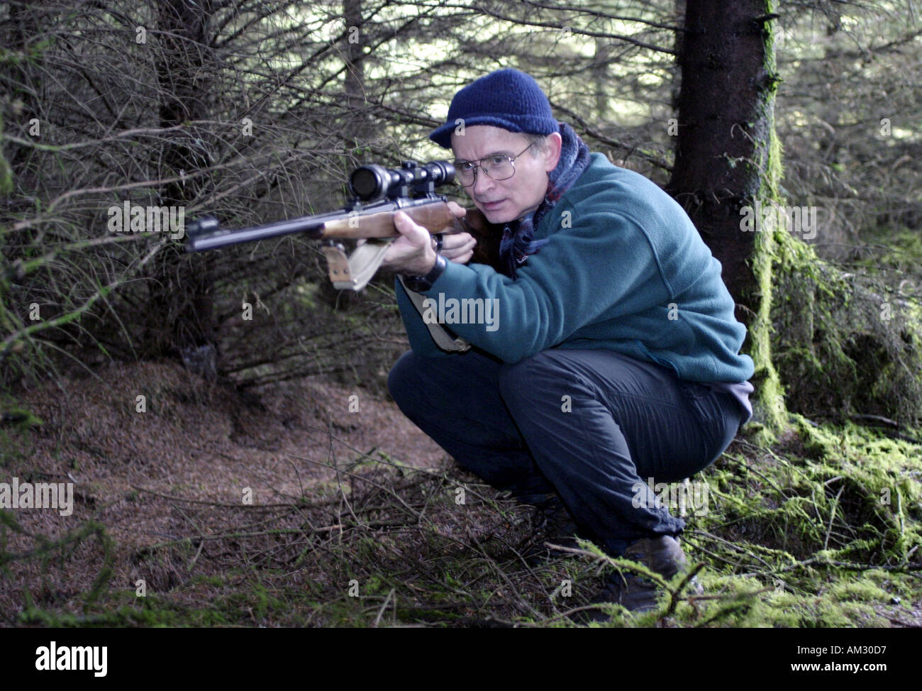 Crouching hunter aiming rifle hi-res stock photography and images - Alamy
