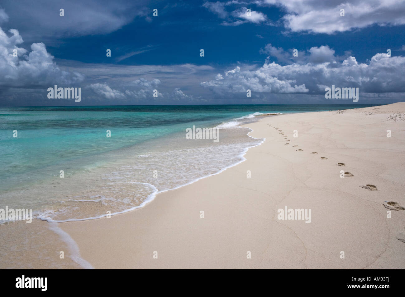 Footprints leading to surf hi-res stock photography and images - Alamy