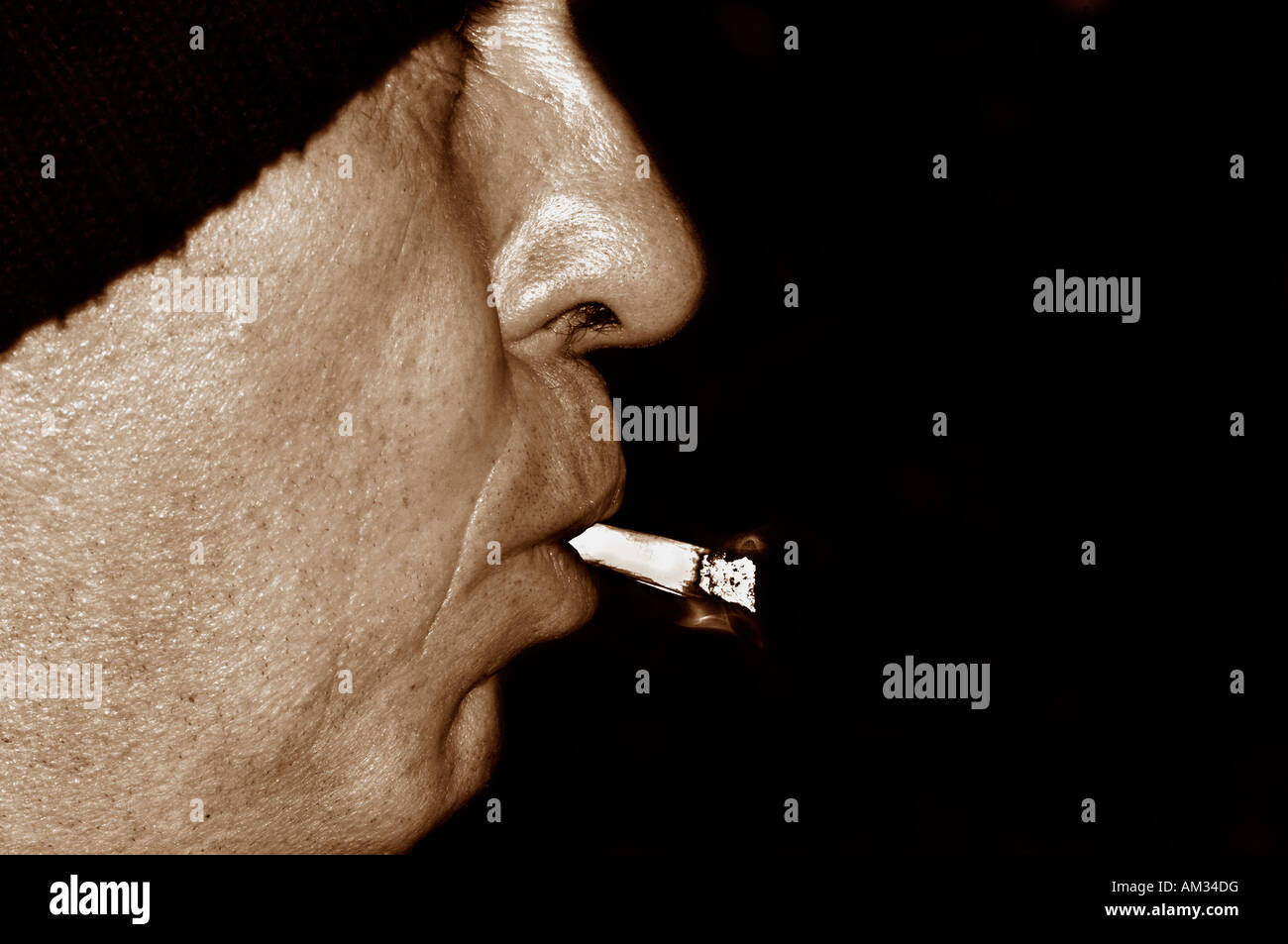 A Man Smoking An Unfiltered Rollup Cigarette Stock Photo - Alamy