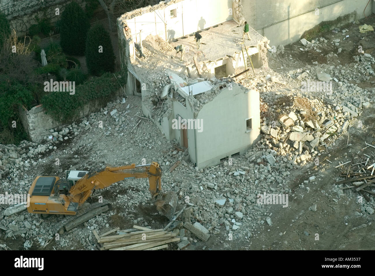 House demolition team hi-res stock photography and images - Alamy